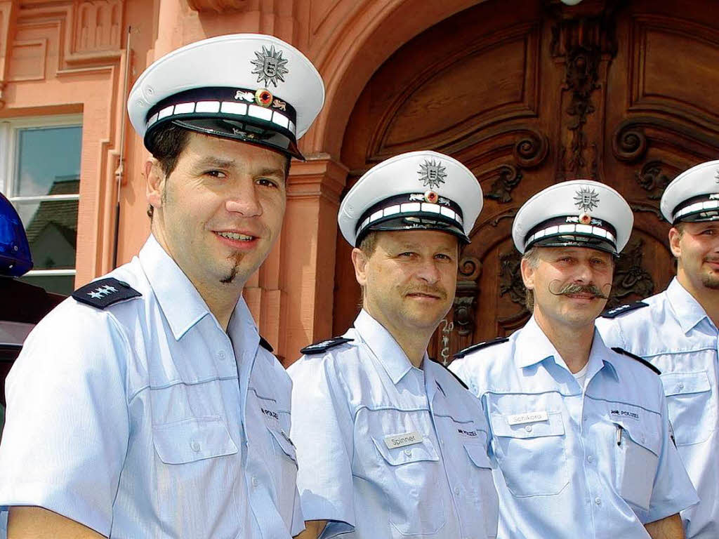 Die Polizei trägt jetzt blaue Uniformen - Offenburg - Badische Zeitung