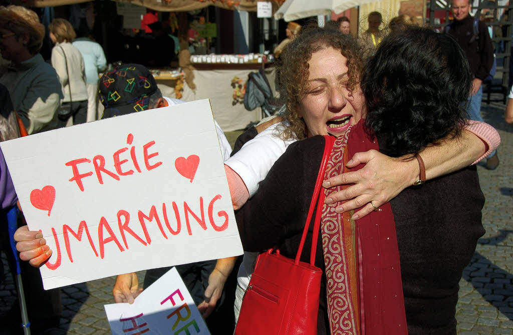 Liebevolle Umarmungen für fremde Menschen - Staufen - Badische Zeitung