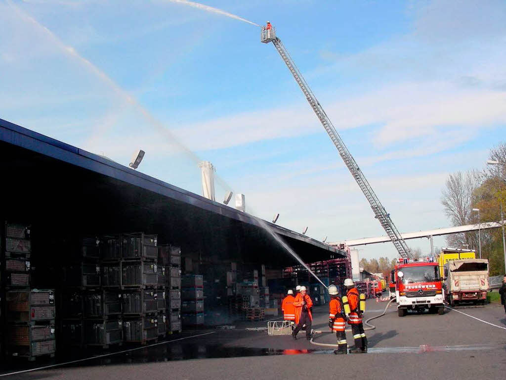 Feuerwehren aus vier Orten bei der Peguform - Bötzingen - Badische Zeitung