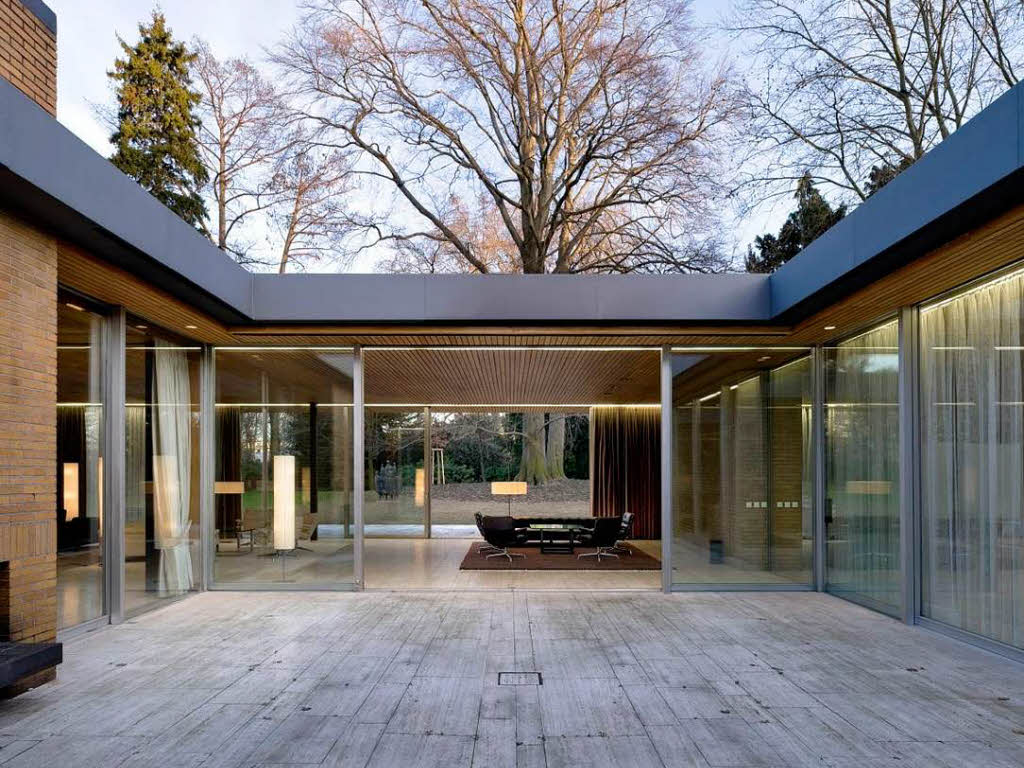 Innenhof im Kanzlerbungalow. Foto: thomas riehle/wüstenrot ...