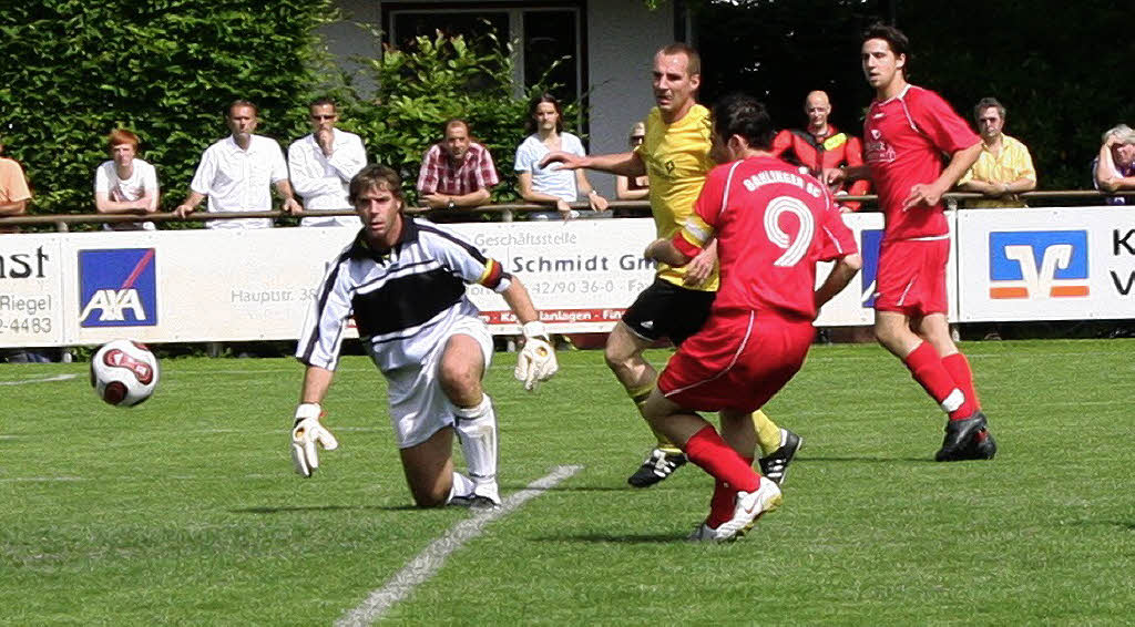 Kantersieg im Spitzenduell - Bezirksliga Breisgau - Badische Zeitung Kantersieg im Spitzenduell - Bezirksliga Breisgau - Badische Zeitung
