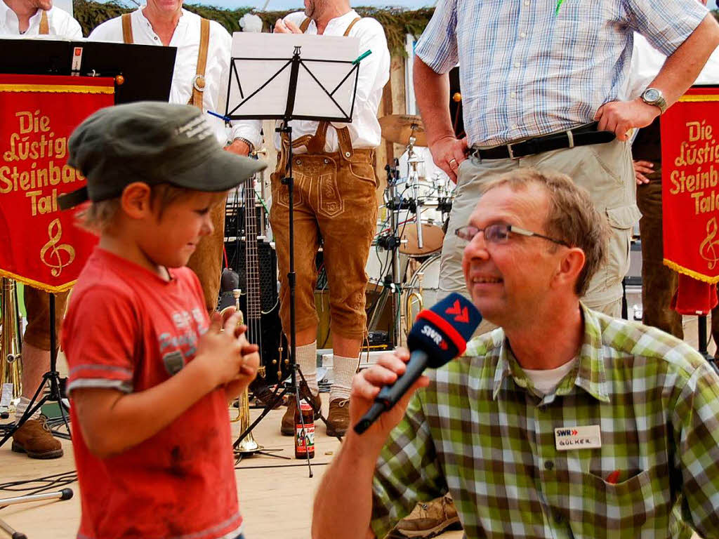 Wanderer feiern mit ihrem Radio - Dachsberg - Badische Zeitung