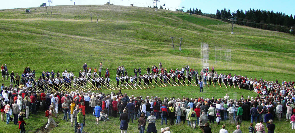 Großer Auftritt der Alphornbläser auf dem Feldberg - Kreis Breisgau ...