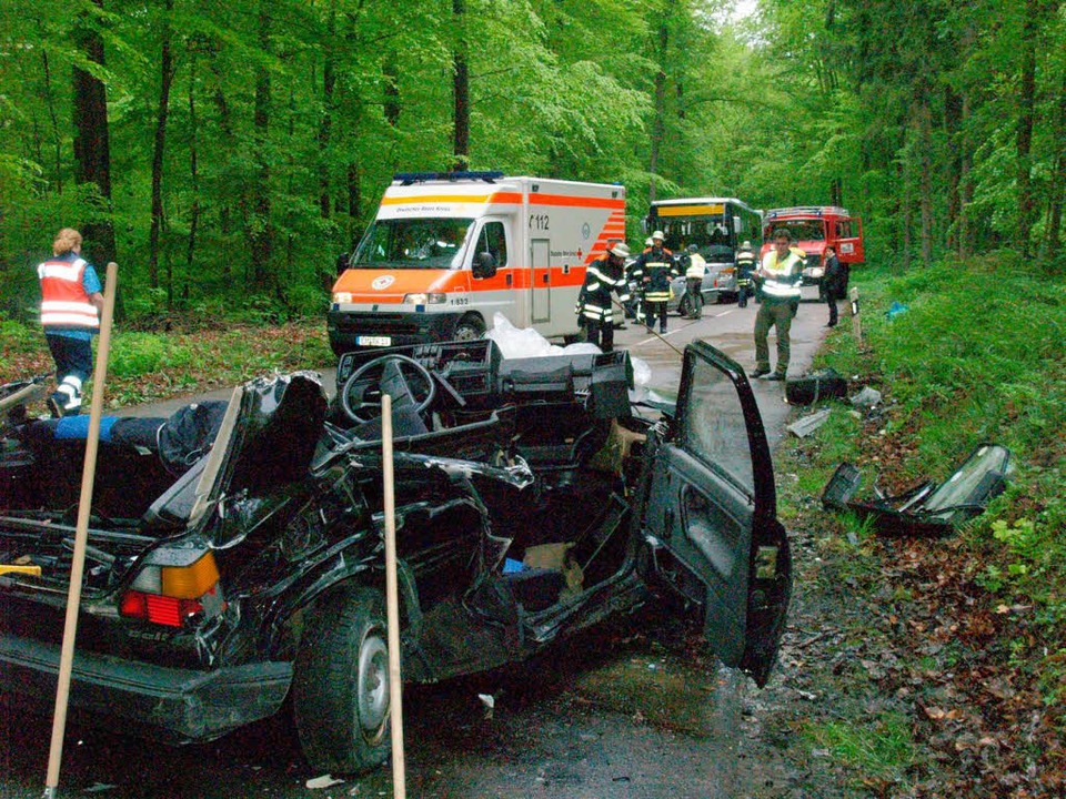 Schwerer Frontalunfall – Fahrer eingeklemmt - Polizei Emmendingen - Badische Zeitung
