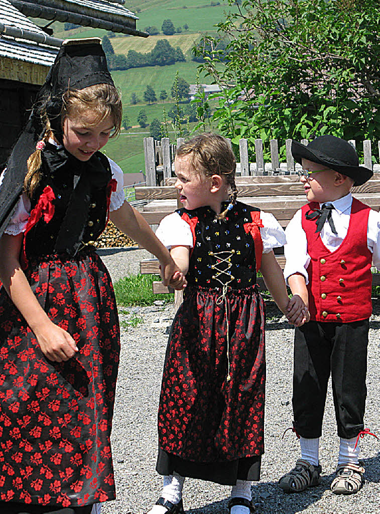Tapfer tanzen die Kinder in Trachten - Bernau - Badische Zeitung