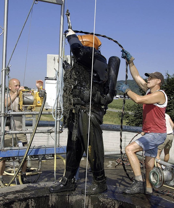 Erstmals reinigen Taucher den Faulturm der Kläranlage Herten ...