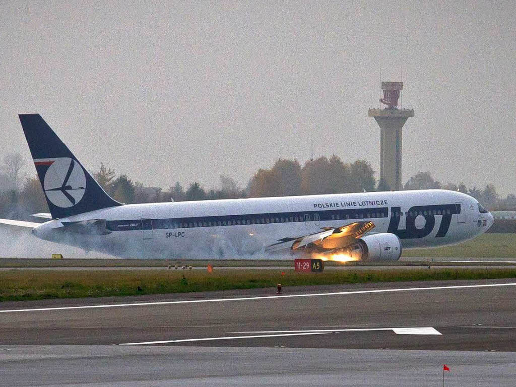 Polen hat einen neuen Helden: Boeing-Pilot Wrona - Panorama - Badische ...