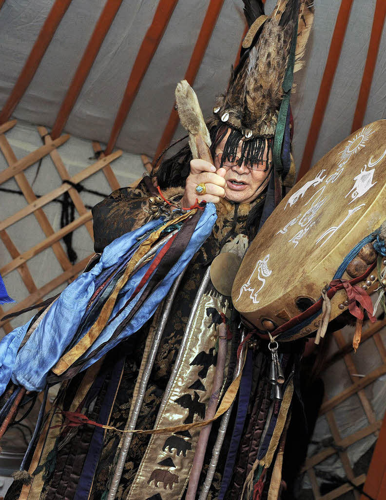 Ein Schamane zelebriert in einer mongolischen Jurte die Feuerzeremonie ...