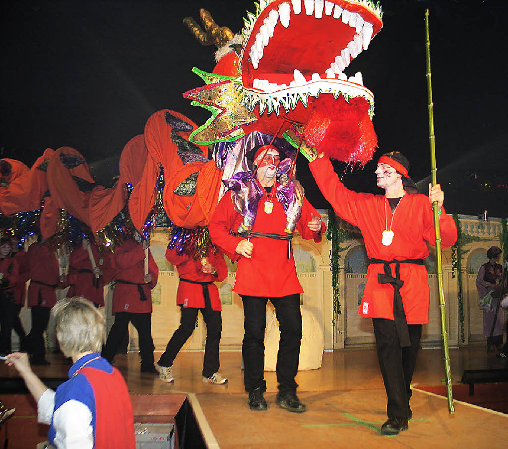 Farbenfrohe Narrenparade mit viel Witz beim Circus Maximus - Riegel ...