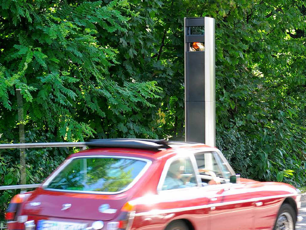 Neuer Blitzer an der Dreisamstraße überwacht Tempo 30 - Freiburg ...