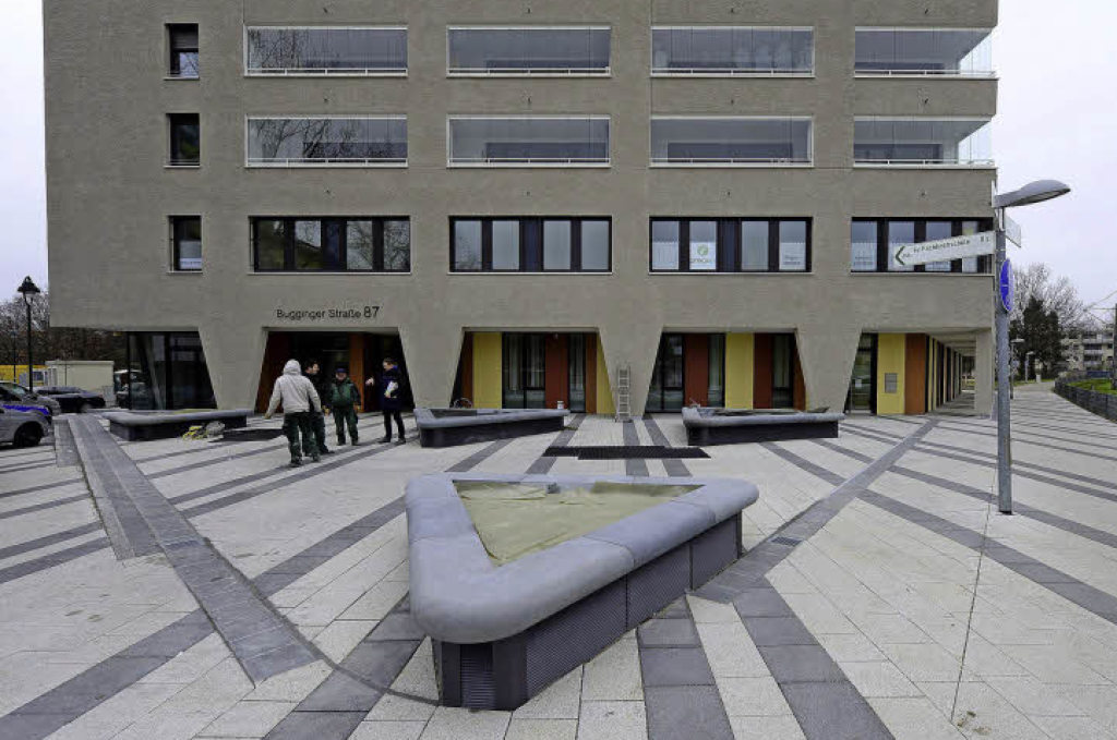 Polizei ist wieder mittendrin - Freiburg - Badische Zeitung