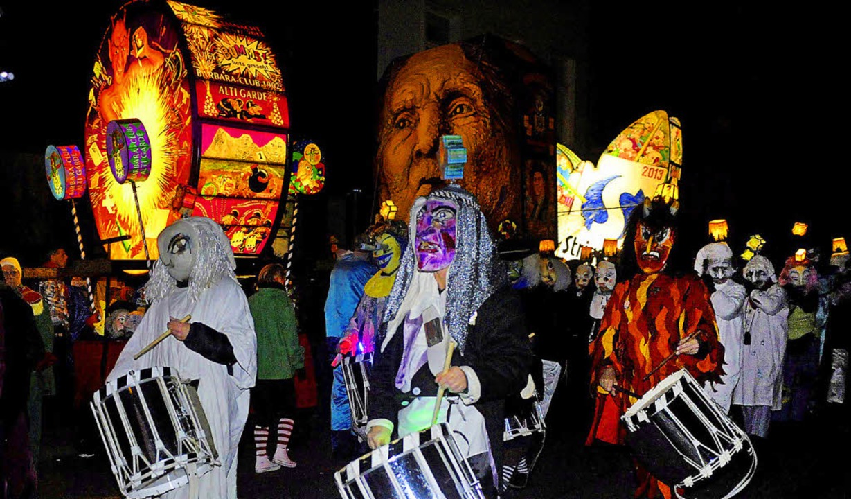 Zehntausende beim Morgestraich - Basel - Badische Zeitung