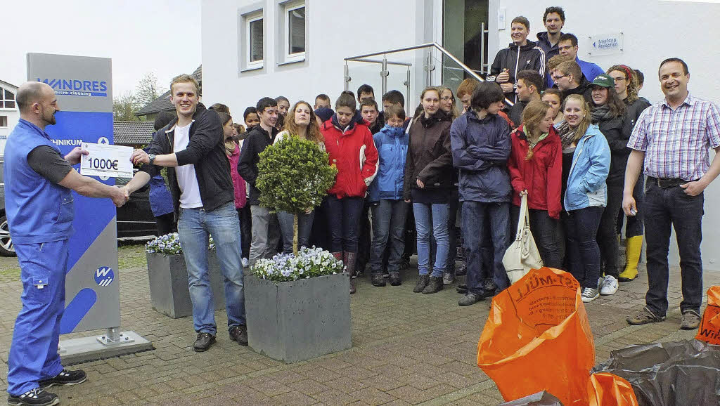 Volle Müllsäcke füllen die "Abikasse" - Buchenbach - Badische Zeitung