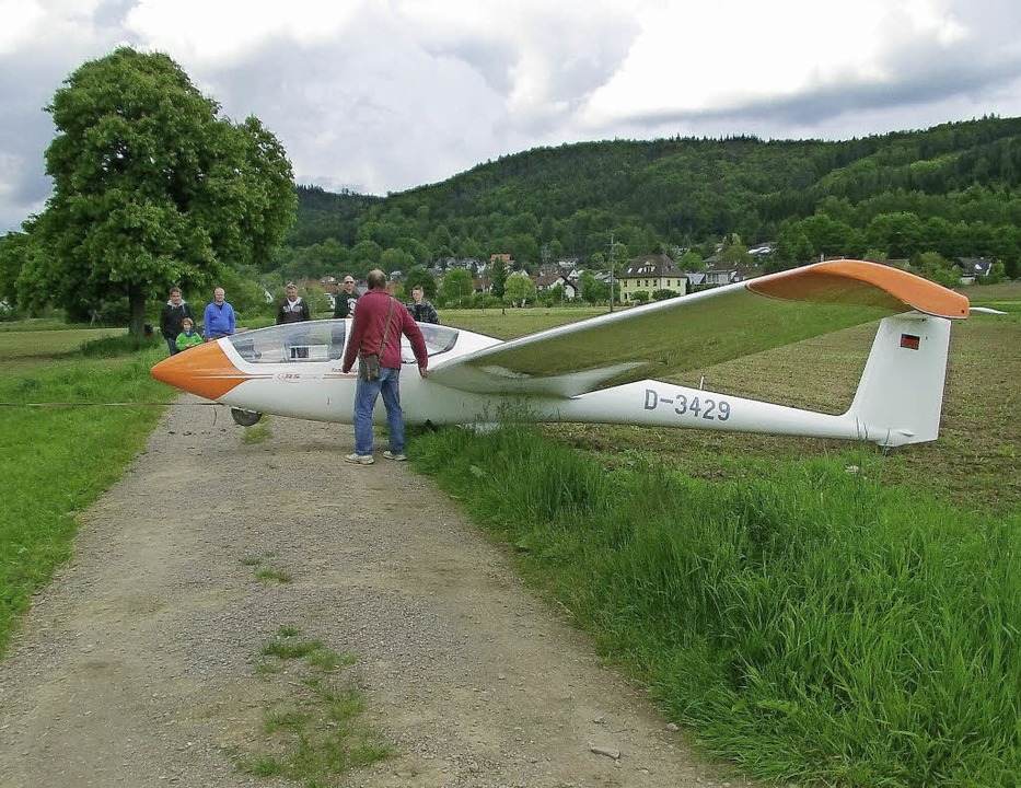 Segelflugzeug muss auf einem Acker notlanden - Schopfheim - Badische ... Segelflugzeug muss auf einem Acker notlanden - Schopfheim - Badische ...