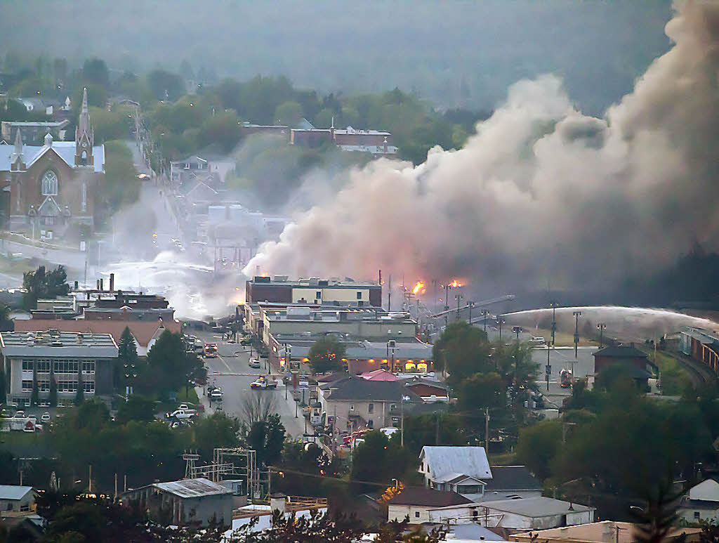 Zwei Tage nach der Tankzug-Explosion ist das Feuer gelöscht - Panorama ...