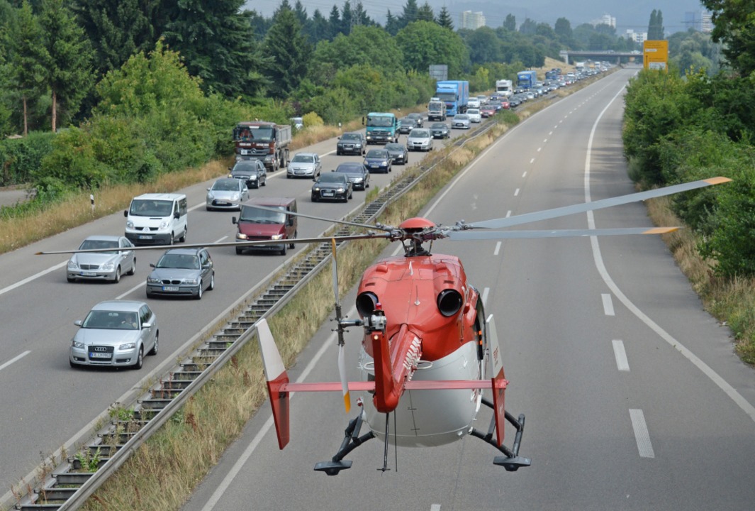 Unfall auf der B31 bei Freiburg – Rettungshubschrauber landet auf ... Unfall auf der B31 bei Freiburg – Rettungshubschrauber landet auf ...