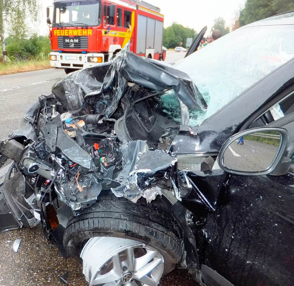 Zwei Autos prallen frontal aufeinander - Offenburg - Badische Zeitung