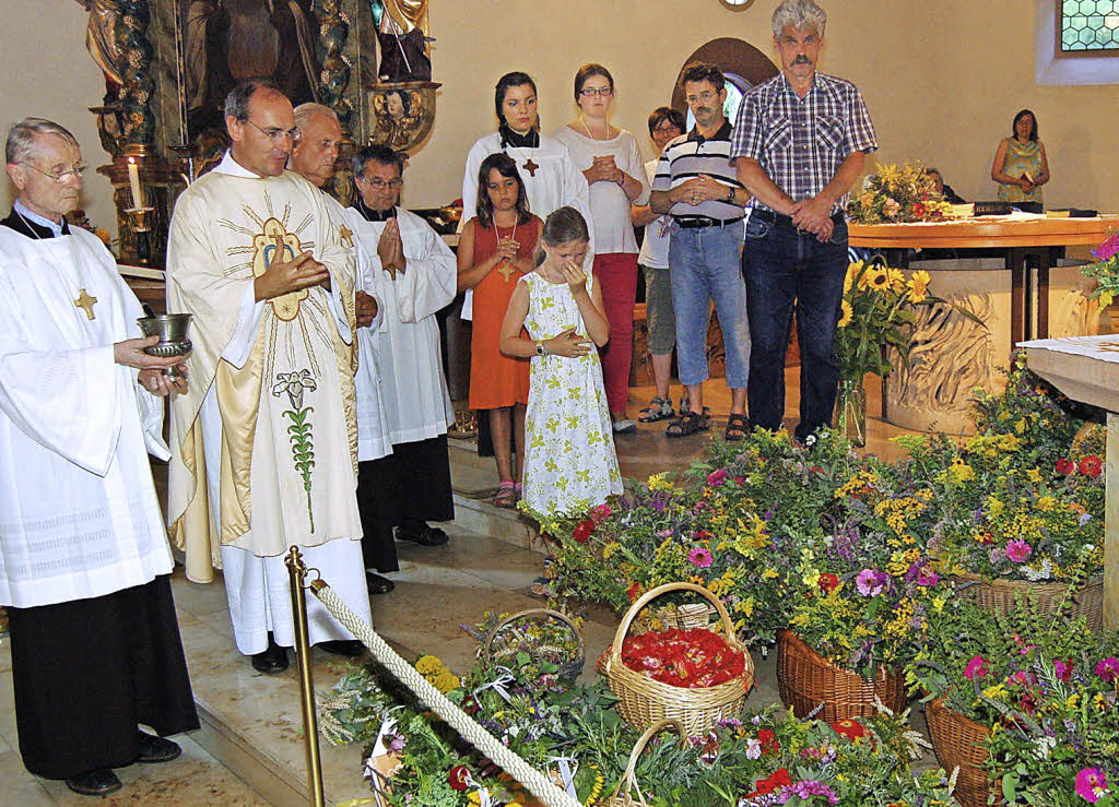 Pfarrer fährt mit dem Traktor zurück - Grenzach-Wyhlen - Badische Zeitung