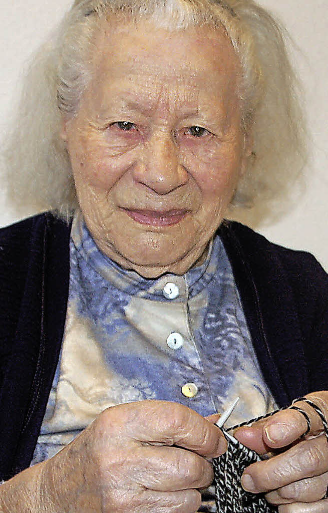 Für Socken lässt sie die Nadeln flitzen - Grenzach-Wyhlen - Badische ...