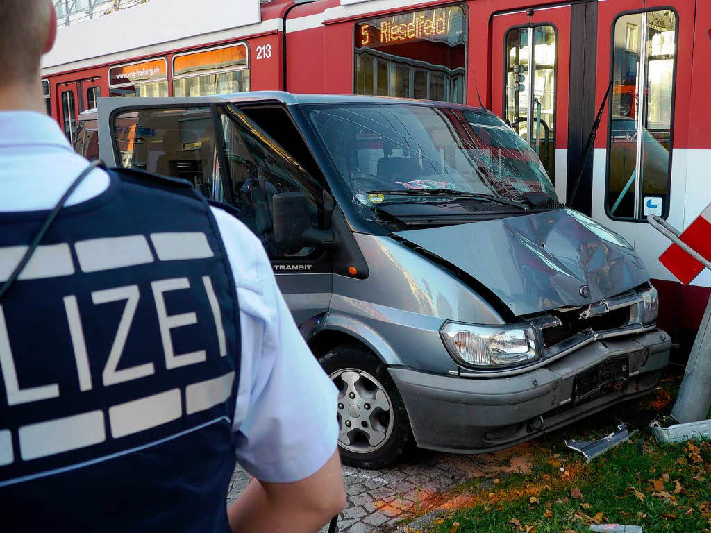 Auto kollidiert mit Straßenbahn – eine Verletzte - Freiburg - Badische Zeitung