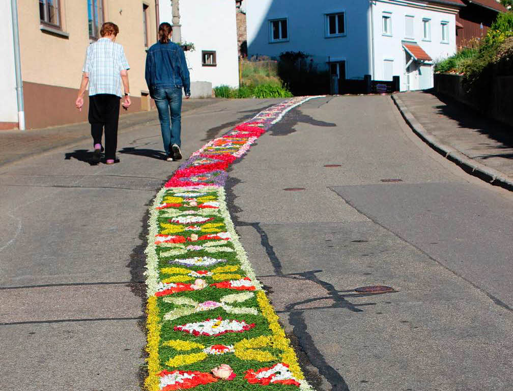 Fotos: 800 Meter langer Blumenteppich in Unadingen - Löffingen ...