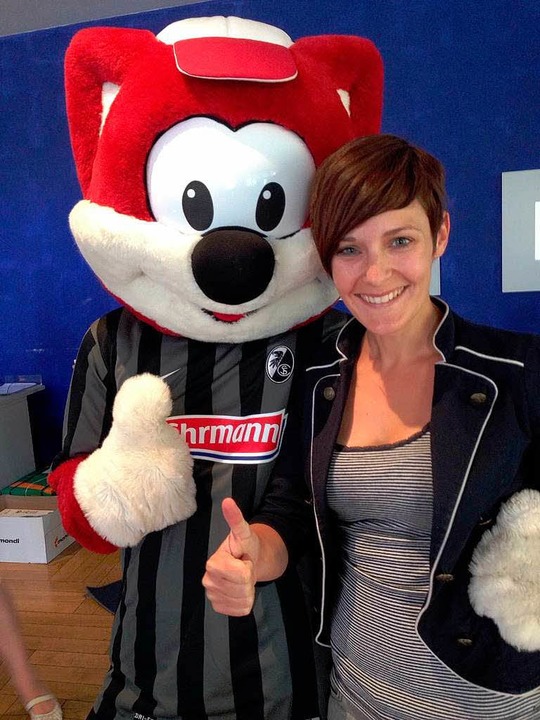 Das SC-Füchsle besucht die BZ und zeigt das neue Trikot - SC Freiburg ...
