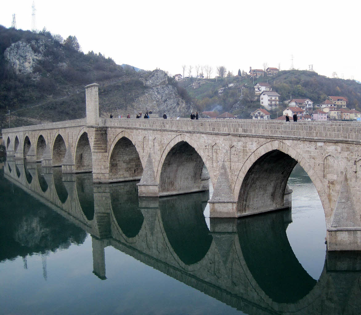 Serben feiern auf eigene Art - Ausland - Badische Zeitung