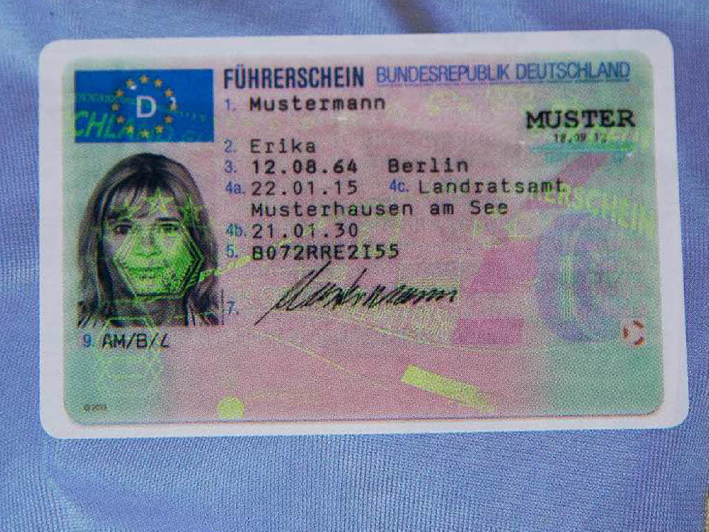 Ausweis-Schönheit Erika Mustermann wird 50 - Panorama - Badische Zeitung