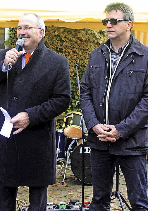 Helle Laternen und weihnachtliche Stände - Steinen - Badische Zeitung