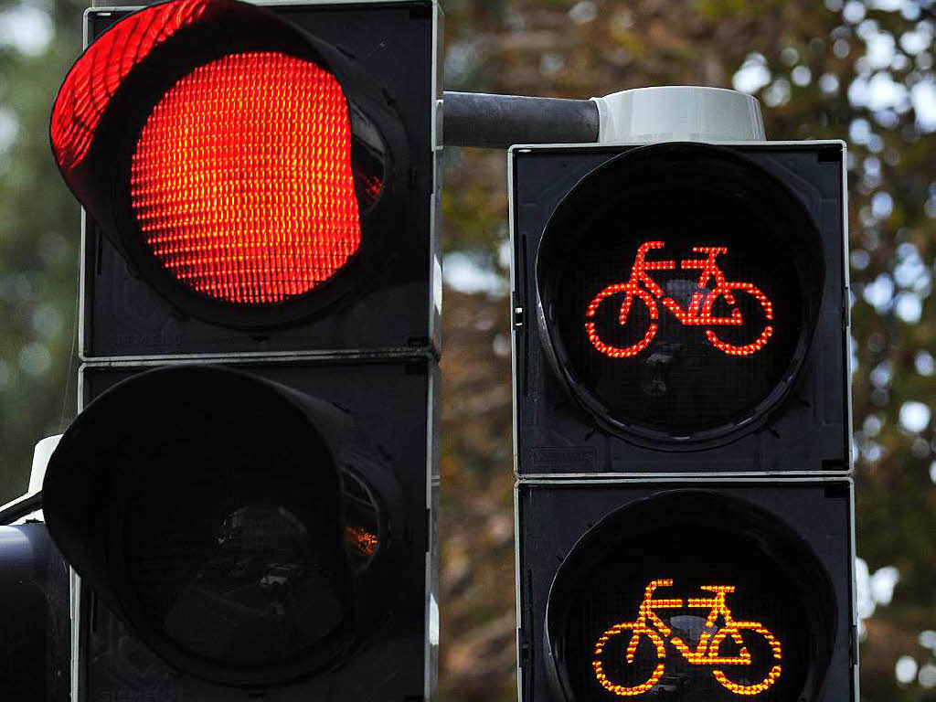 Polizei rät Radlern: Rote Ampeln sind nicht nur Empfehlungen - Freiburg ...