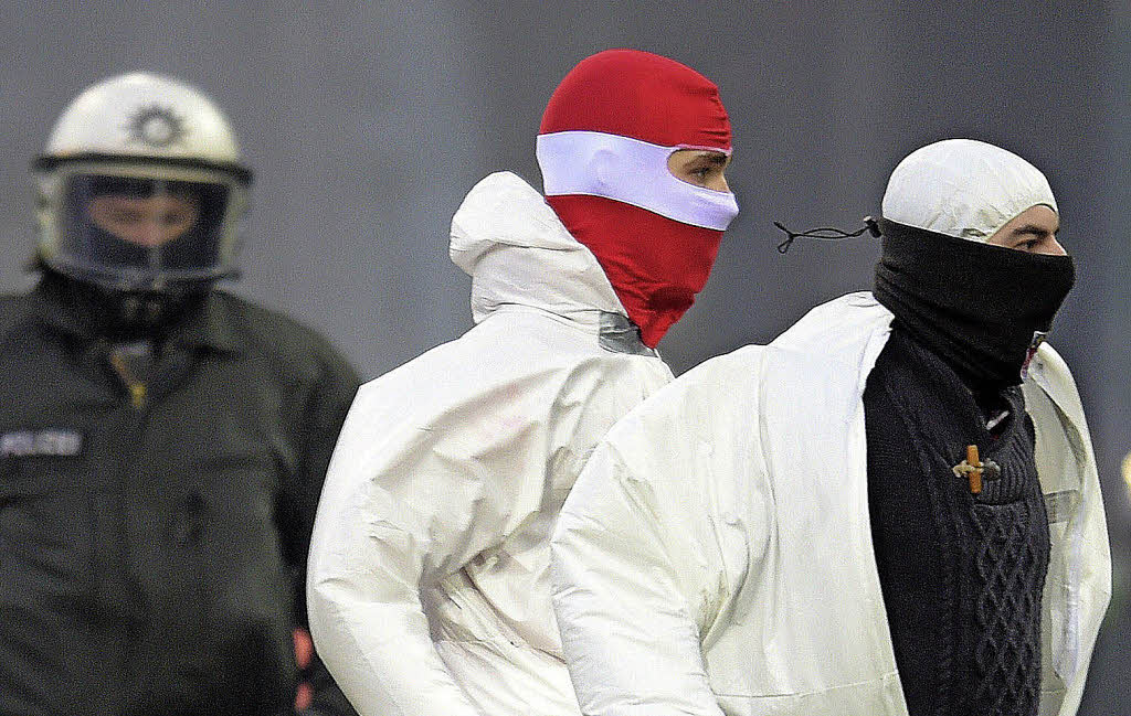 Kölner Hooligans stürmen den Platz - 1. Bundesliga - Badische Zeitung