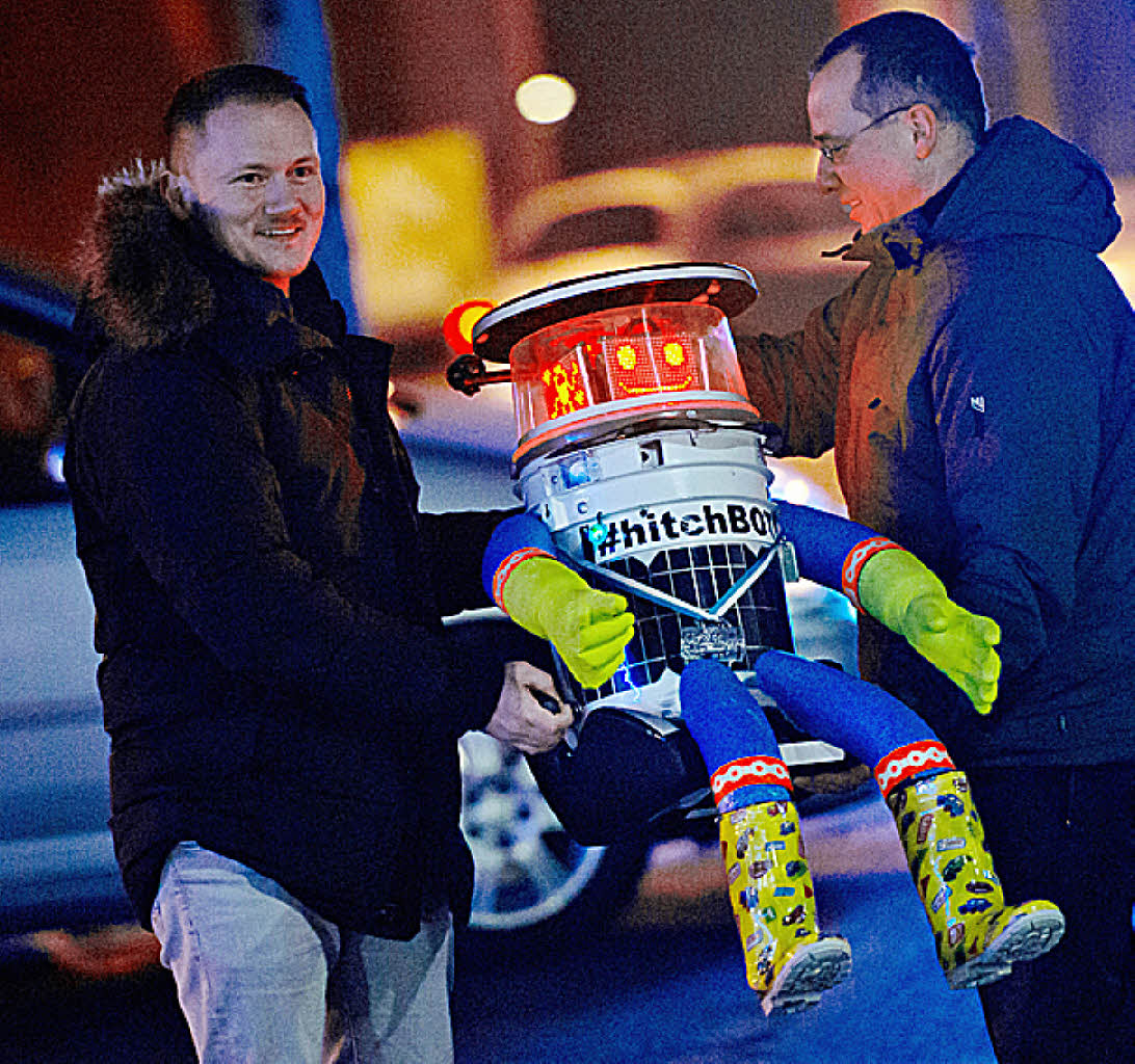 Roboter Hitchbot trampt durch Deutschland - Panorama - Badische Zeitung
