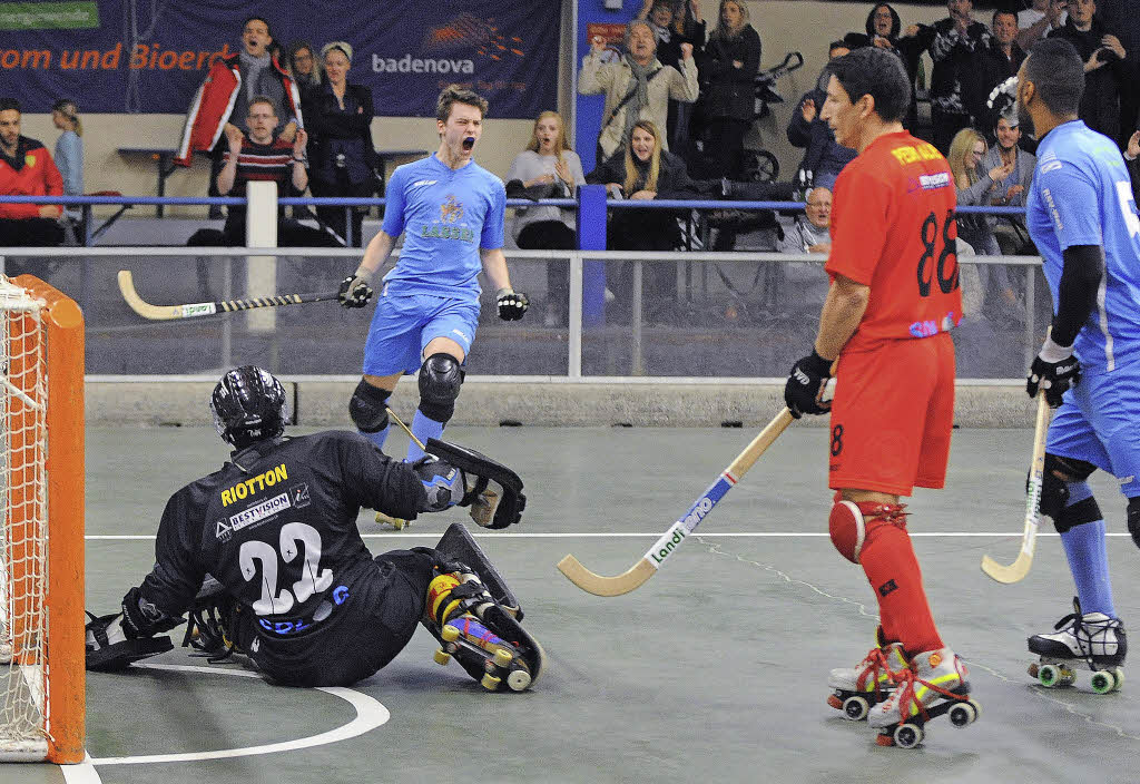 Tim Schaller erzielt das Golden Goal - Rollhockey - Badische Zeitung
