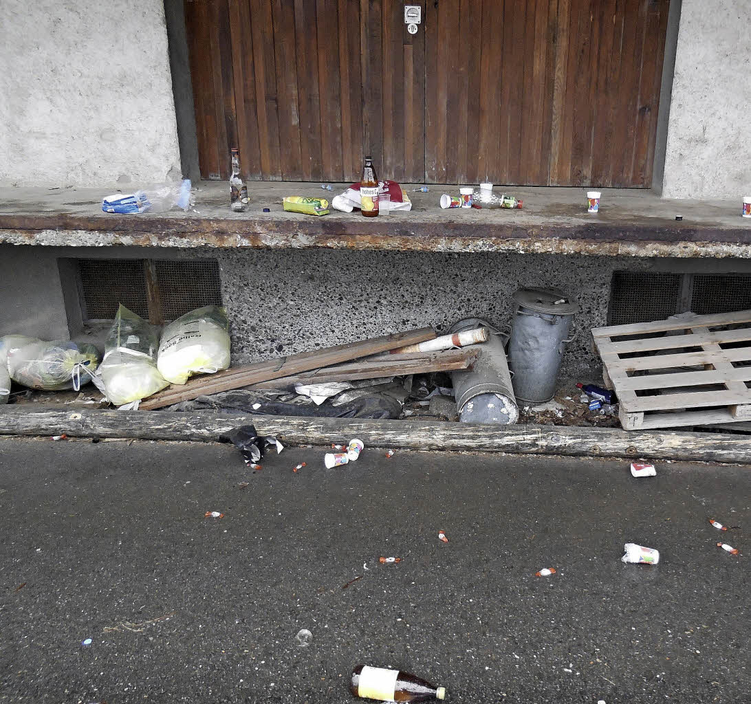 Ärger über Scherbenmeer vor der Wiesentalhalle - Steinen - Badische Zeitung