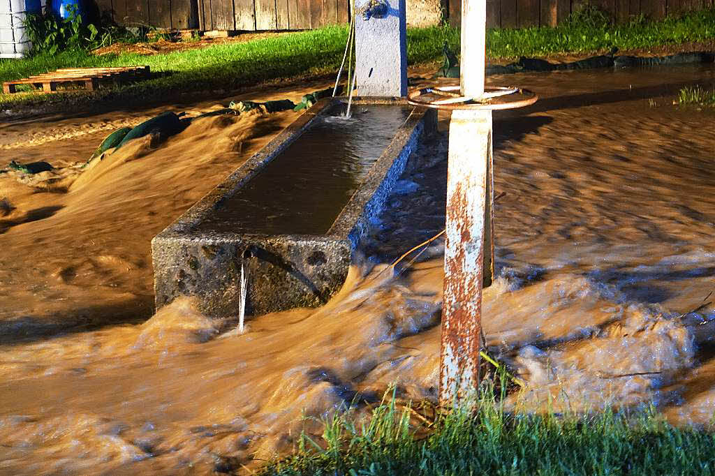 Unwetter setzt Straßen und Keller unter Wasser - Bonndorf - Badische Zeitung