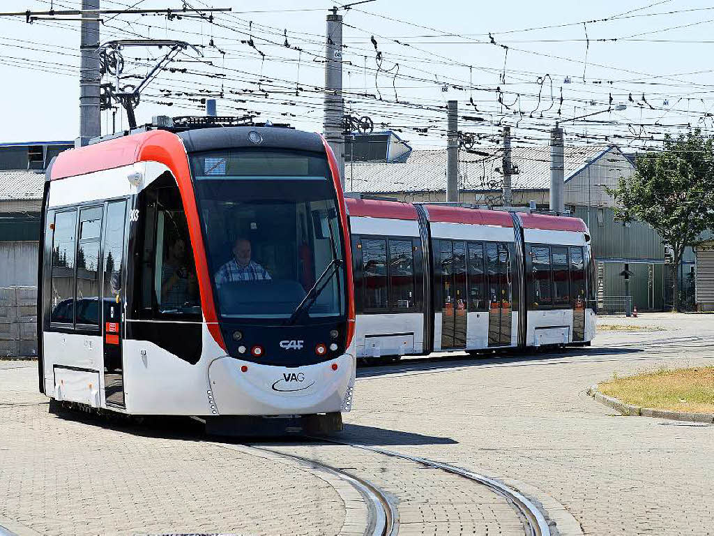 Der Urbos startet in Freiburg – BZ testet neue Tram - Freiburg ...