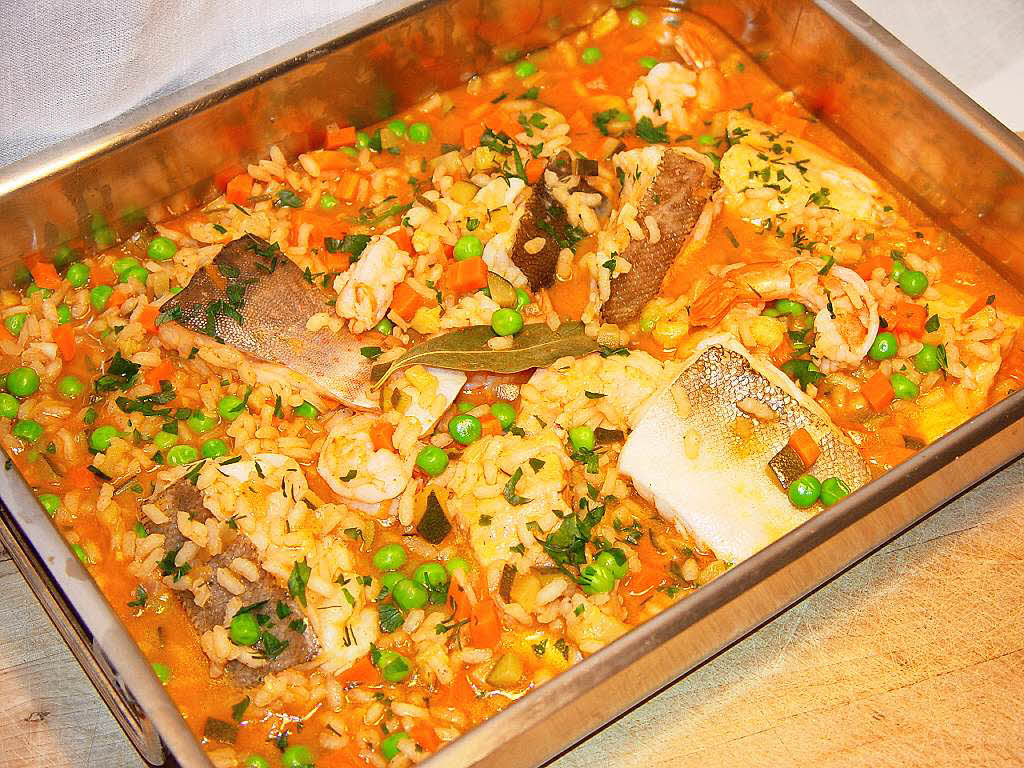 Schnell zubereitet: So geht die Ruck-Zuck-Fischpaella - Gastronomie ...