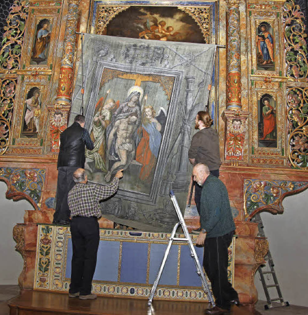 Das 400 Jahre alte Fastentuch hängt bis Karfreitag in der Stadtkirche ...