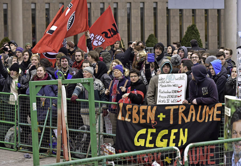 Gegen-Demo und Gegen-gegen-Demo - Freiburg - Badische Zeitung