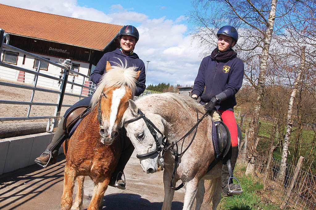Reiterinnen gewinnen den Eierlauf - Rheinfelden - Badische Zeitung