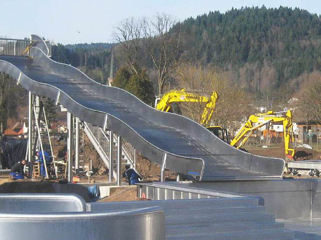 20-Meter-Rutsche fürs neue Freibad ist da - Schönau - Badische Zeitung