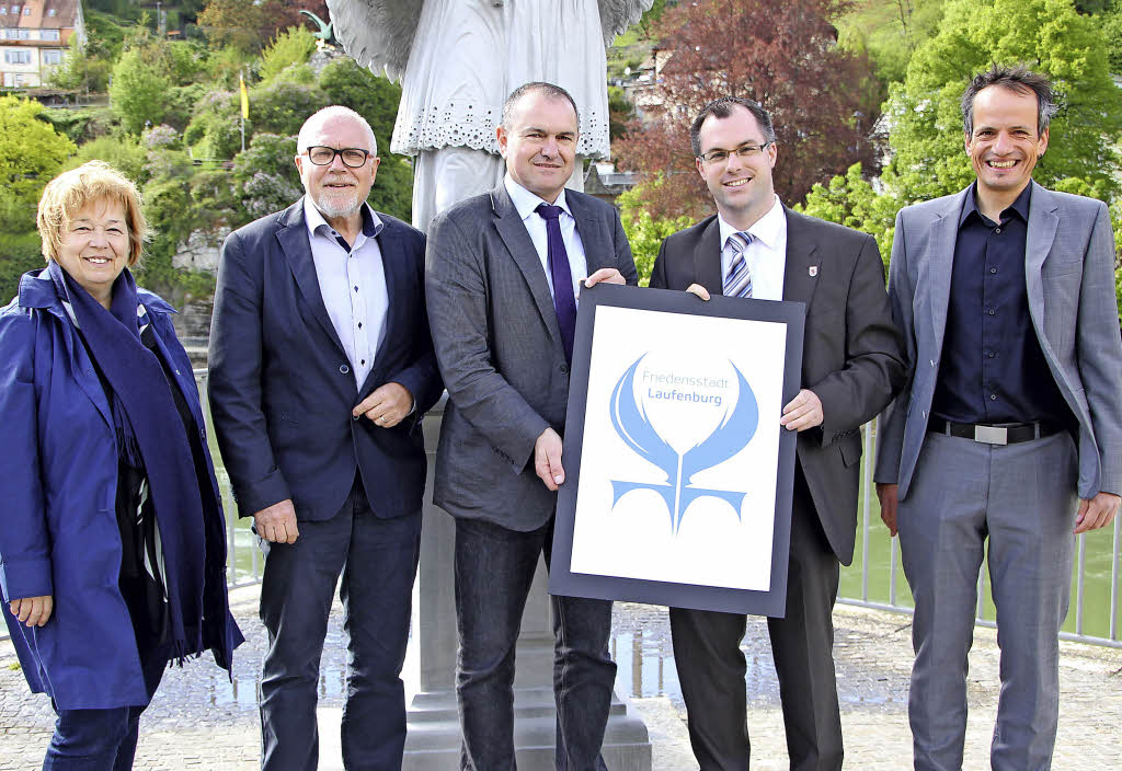 Über der Brücke breitet eine Taube die Flügel aus - Laufenburg - Badische Zeitung
