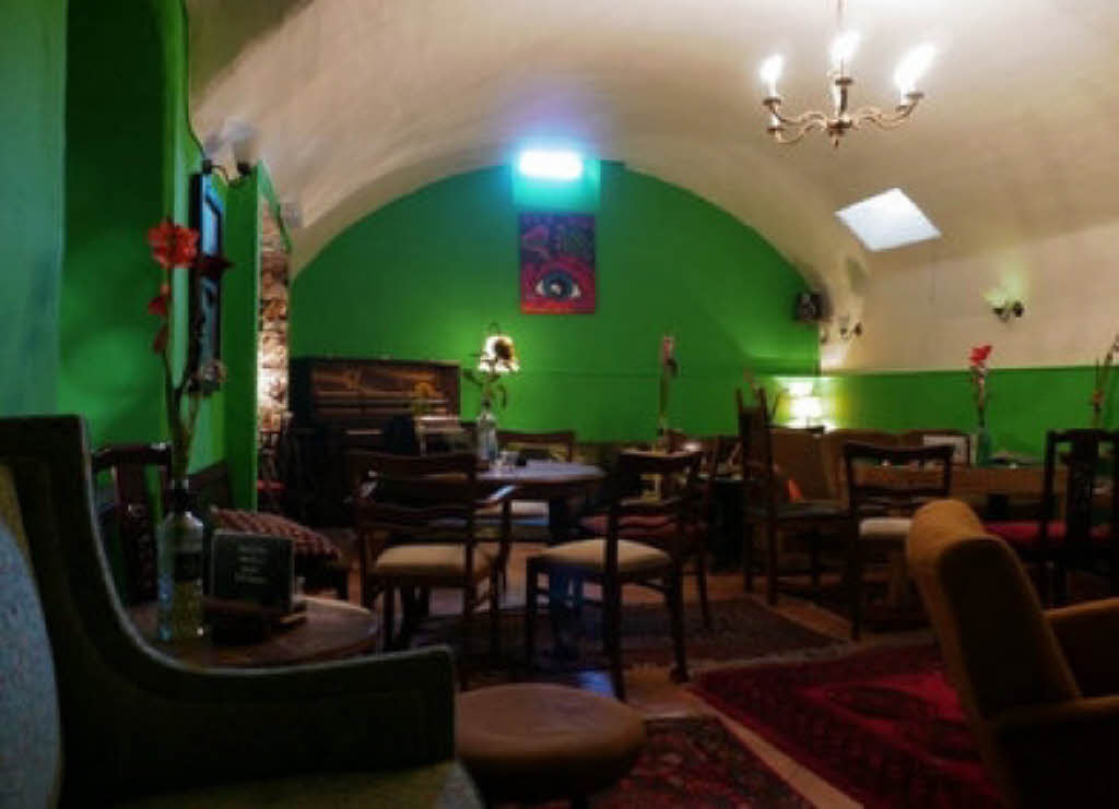 In der Erika-Bar gibt es jetzt Lesungen - heute geht's um Schamhaare ...