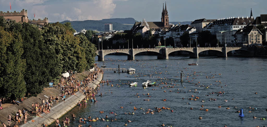Basler Rheinschwimmen - fast 5000 Menschen im Fluss - Basel - Badische ...