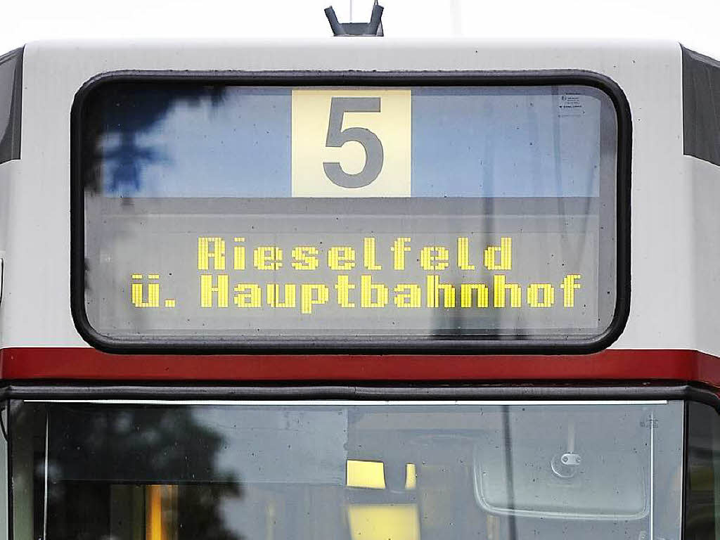 Autofahrer kollidiert in der Friedhofstraße mit Tram der Linie 5 - Freiburg - Badische Zeitung