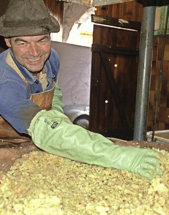 Wie Bernhard Brugger in der Karsauer Trotte Säfte presst - Rheinfelden ...