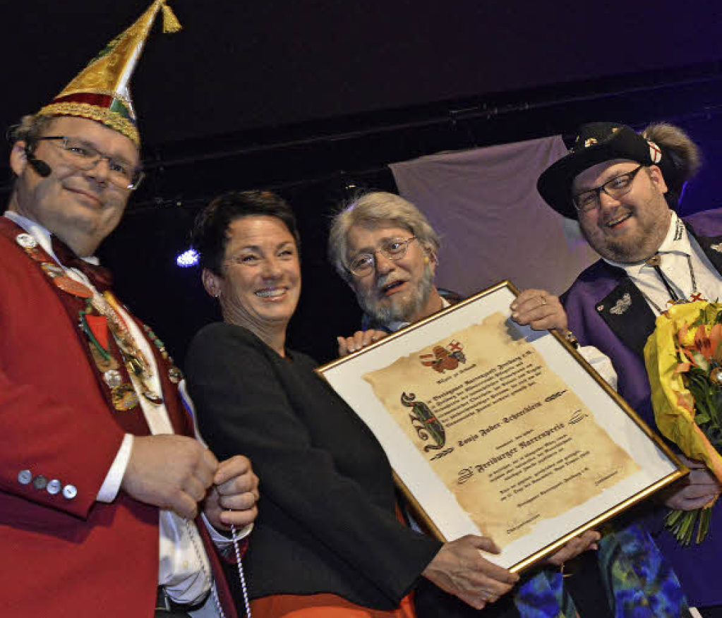 Mit einem Dreierpack startet die Breisgauer Narrenzunft in die neue Saison - Freiburg - Badische ...