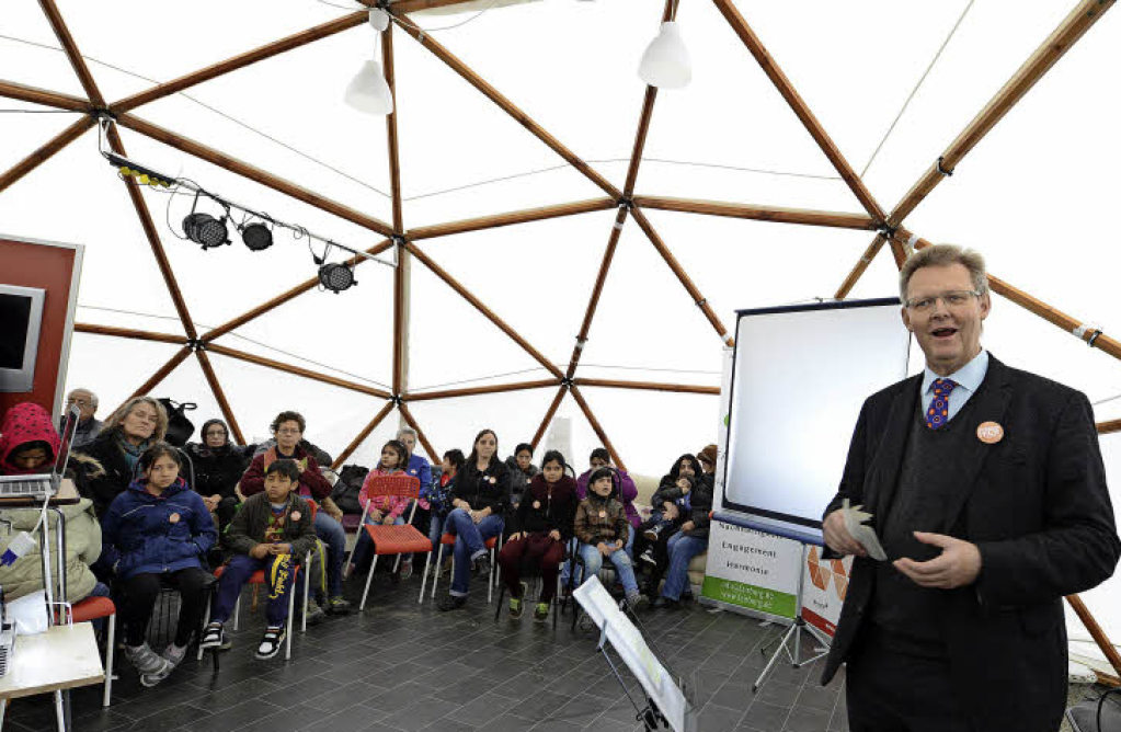 Im Heliodrom-Zelt gibt es viele Angebote für Geflüchtete - Freiburg ...