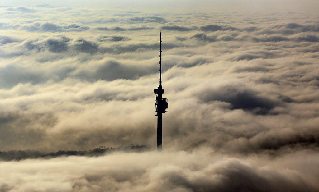 Chrischonaturm über dem Nebel - Basel - Badische Zeitung