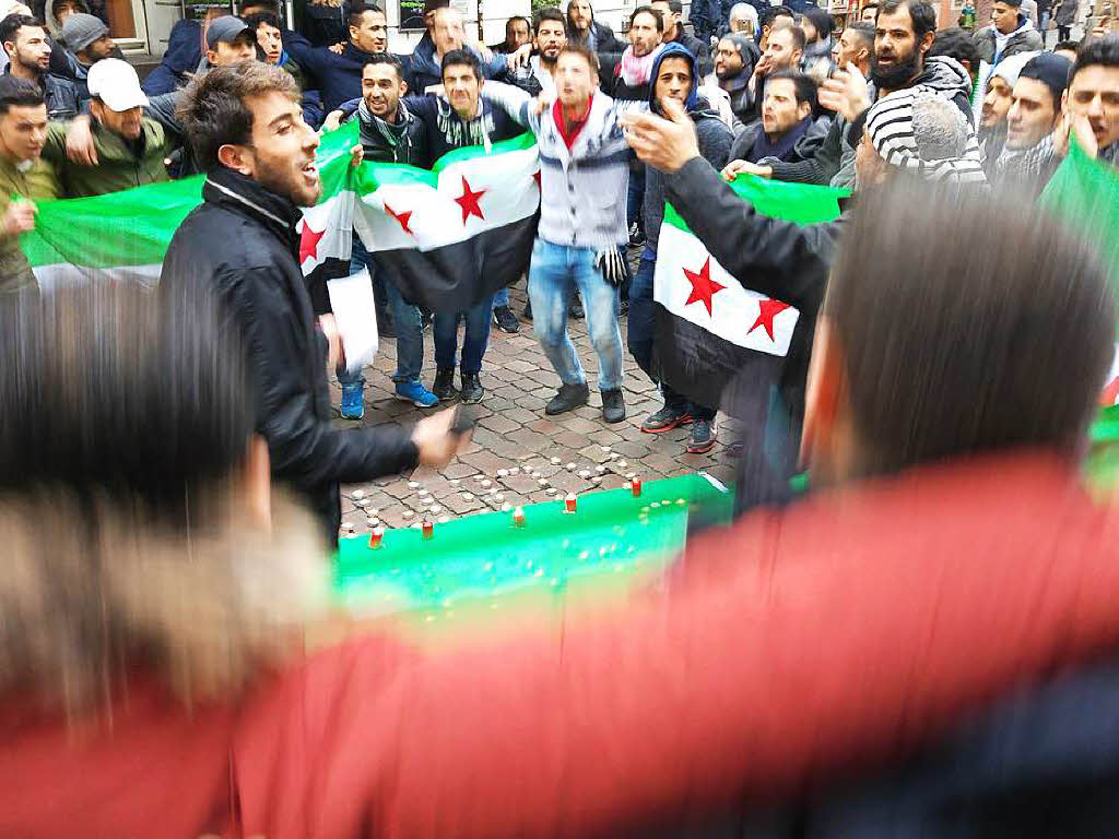 200 Menschen demonstrieren in Freiburg gegen das Kriegsleid in Syrien ...
